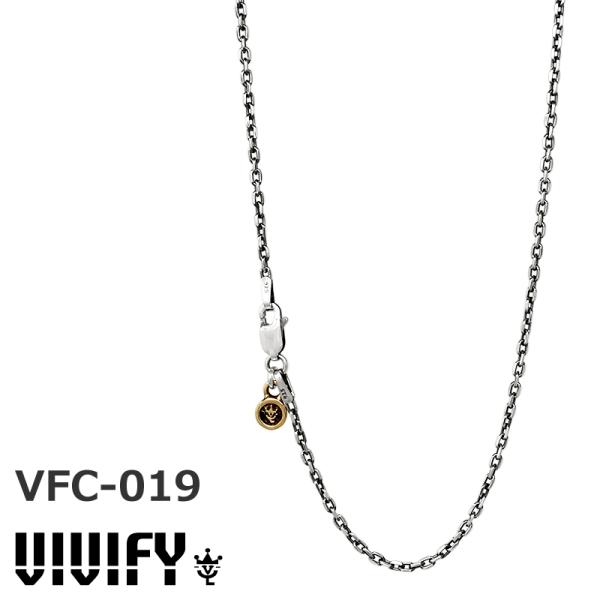 太さ2.0mm、長さ50cmの、シルバー925製 4面カットアズキチェーン。真鍮製のVIVIFYロゴチャームがポイント。シンプルなデザインなので、お好みのペンダントトップに合わせたりチェーンのみで着用するなど、使い勝手の良いアイテムです。※...