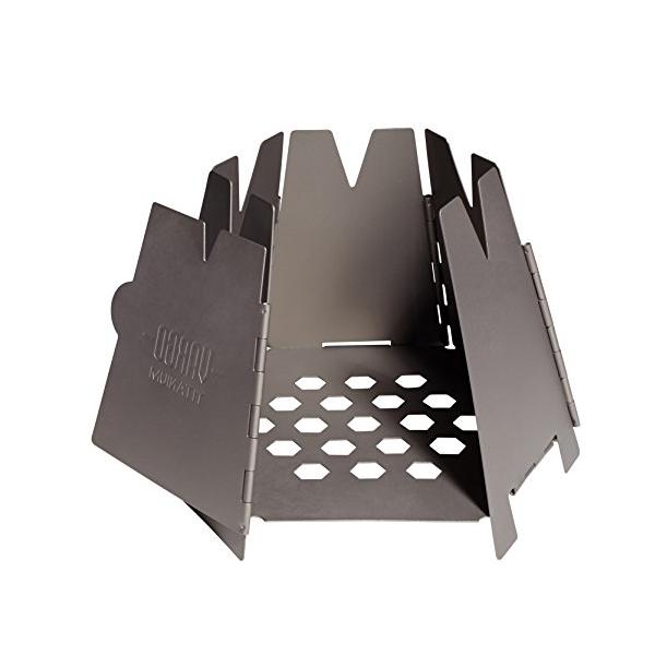 超軽量6角形の折りたたみ式薪ストーブ。燃料はフィールドにある枝や枯葉など。熱効率がよく寒い日の“暖”取りようにも。アルコールストーブなどの風防＆スタンドとしても役に立ちます。 　　収納サイズ：　最長辺 14.5cm * 厚さ 0.7cm 使...