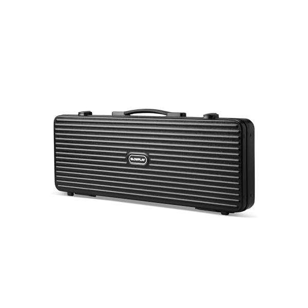 色：ブラックサイズ：500 個のチップ容量SLOWPLAYが生み出した今までと全く異なるチップケース。シングル射出成形によって作り出されたポリカーボネート製のケースはデザインだけでなく、耐久性にも優れています。考え抜かれた製法：外装にはシン...