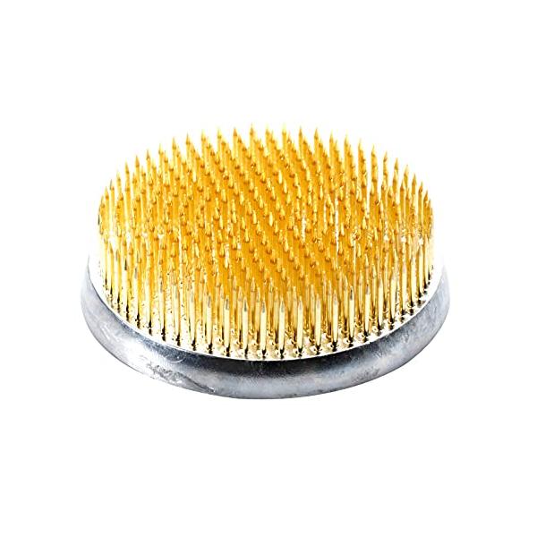 重量:約120g全体寸法(約):直径46mm*高さ18mm針寸法(約):太さ直径1.2mm*高さ10mm針の本数:91本包装形態:化粧箱セイフティタイプ:剣山を簡単に水から取り出せる鎖付の金具注意:剣山はすべて一個ずつ職人が製作しているため...