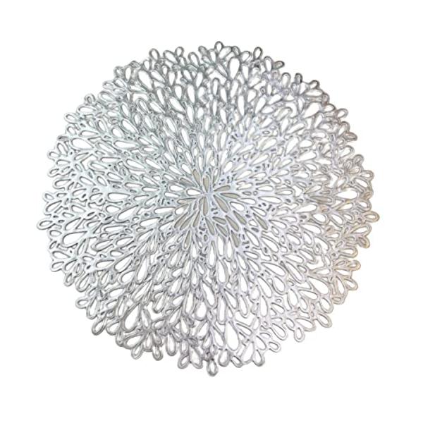 サイズ：直径約38cm材質：PVC 塩化ビニル樹脂 生産国：中国見た目の高級感に加え水拭きして頂ける素材でとても扱いやすい商品です。ランチョンマットだけでなく花瓶や置物の下に敷いて頂いてもお洒落です。ホーム＆キッチン/キッチン用品/エプロン...