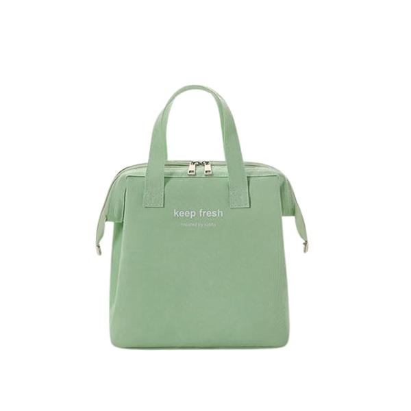 保冷・保温  内側が保冷加工になっているのでお弁当も安心。 防水  表面に防水加工が施されているので、お手入れも簡単。 容量  お弁当の他に、デザートや飲み物も一緒に持ち運べる。 ファスナーがついているのでしっかり中身を守ります。ホーム＆キ...