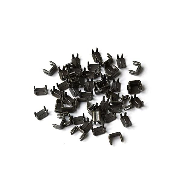 4*5番の金属ファスナーの下止め金具です。手軽に調整が可能です。ファスナーのムシを取り外しは、「喰いきり」という工具をご使用ください。サイズ: 縦横約7mm、噛み幅5mm以内入数:50個入素材:金属ホビー/手芸・画材/裁縫材料/ファスナー