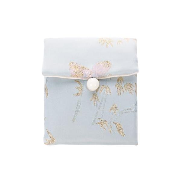 大切な数珠やパワーストーン、天然石アクセサリーを収納するのに最適な専用ケース。しっかり保護しながら、使いやすさとデザイン性を兼ね備えています。お出かけ時のジュエリーの持ち運びやご自宅でのアクセサリーの保管など自由に使える多機能巾着です。数珠...