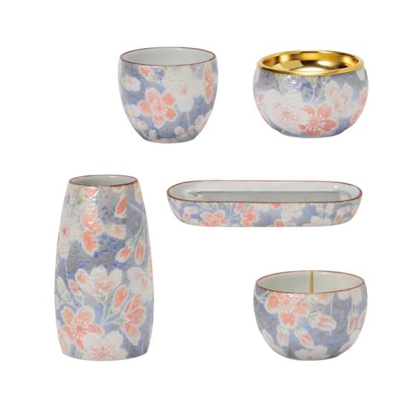 ミニ仏壇や、お仏壇のないリビングにもちょうどよい小さなサイズの線香立てです。有田焼の上品な光沢が、鮮やかに空間を彩ります。花立、灯立、寝かせる線香皿、茶湯器、仏器がセットになっています。おりんや香炉など、同一の柄のシリーズも取り揃えているた...