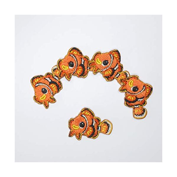 デザイン クマノミワッペンです男の子 女の子 にも使える お洒落な のり付きワッペンです。子供のめじるしに使ったり ひざあてや穴ふせにも使えます。なまえ代わりにお使えるように、５枚まとめての販売となります。裏は全てお手軽なアイロンタイプにな...