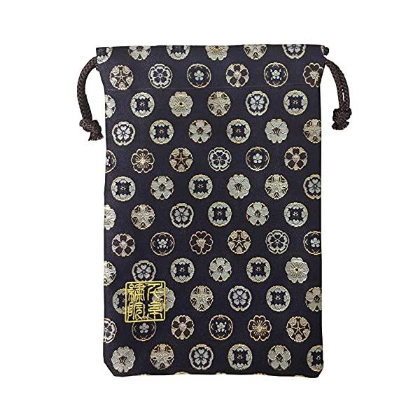 京都・西陣織の金襴生地で仕上げた当店オリジナルの巾着袋 裏地付き です。 前面左下に当店ロゴ古印文字の刺繍を施しており、職人が1枚1枚丁寧に仕上げています。 御朱印帳や和製小物の収納にぴったりです。 サイズ：よこ17cm*たて25cmホーム...