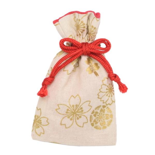 出雲大社表参道にある縁結び箸ひらの屋出雲大社の表参道でも人気のお守り袋さくらをあしらったデザインおまもり、持ち塩、パワーストーンなどサイズ：ヨコ 4.8cm　タテ 8.5cm　厚さ 8mm材質：綿100％ホーム&amp;キッチン/キッチン用...