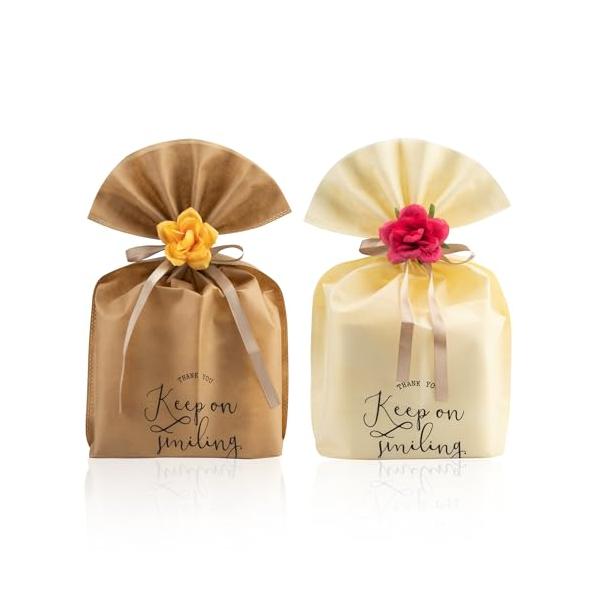 商品内容 2枚特大サイズのラッピング袋 2色 ：50*35*　2枚手作り造花 2種類 ：7*　リボン*2：100*　合計6点 ラッピング袋 耐久性があり再利用可能な不織布を採用して、丈夫で高級感が溢れます。更に特大サイズのデザインでぬいぐる...