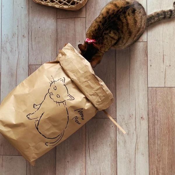 *ネコのための米袋　キャットトンネル、袋、かばん、箱などせまいところが大好きなネコたちのために、見た目も可愛い米袋を作りました。*遊んで飾って使ってアレンジ自由自在　この米袋、お米屋さんが使用されている、本物のお米を入れるための袋なんです。...