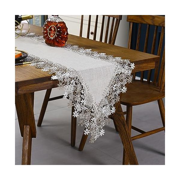 素材：ポリエステル、短いサイズ：全長90cm、幅40cm、お手入れ方法について：洗濯機の弱で洗えます。リネン生地のような素材感がおしゃれなテーブルライナー。和室はもちろん、洋室にも合わせやすい落ち着いた色目なので嬉しいポイントです。刺繍とレ...