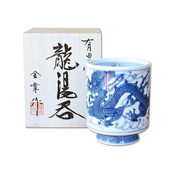 勇ましい龍の絵柄は、一説ではすべての運気が上昇するエネルギーの源とされており、縁起物としても人気の高いデザインです。すべて有田焼の職人が手書きで描き込んだ、高級湯呑み。納得の品質です。 サイズ 径7.6cm*高さ9.4cm たっぷり入る大き...