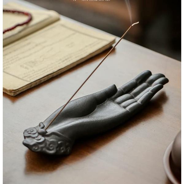 フラットタイプのお香皿の長さが26cmもあり、使用後の灰がお香立てのお皿の中にしっかりとおさまることができます。さらに、線香立ては深さがあるので、灰がこぼれにくく片付けやすいです。リビング、お部屋、書斎、オフィス、ヨガ室、ホテルなどの場所に...