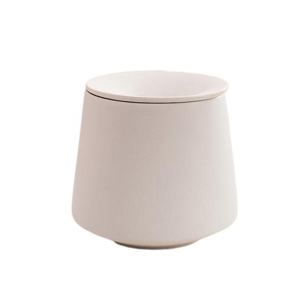 材質：セラミック、高温焼成、サイズ：9.5*9cm。色: 青、白、黒。改良された漏斗のデザイン：防風性と防灰性を備え、タバコの灰が風であちこちに飛ばされることがなくなり、部屋を清潔に保ちます。収納：底面は滑らかでデスクトップを傷つけません。...