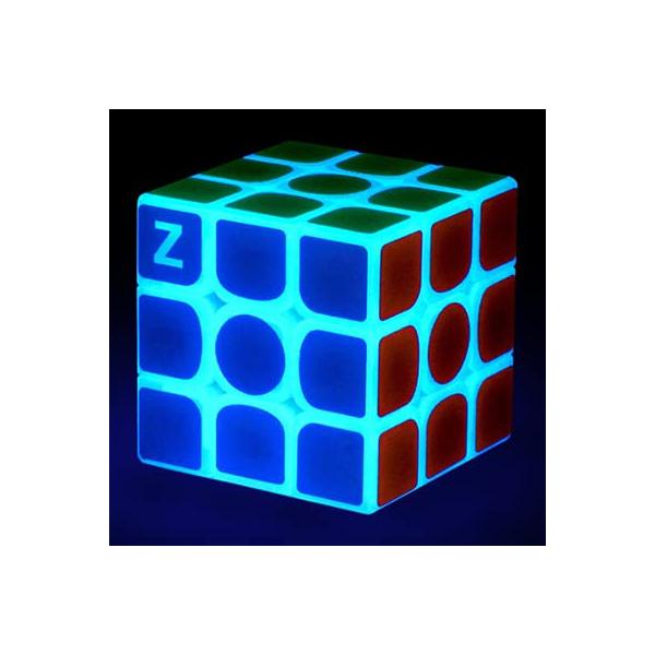 セット内容は本体1個、ポーチ1個、キューブ攻略書1枚 3x3のみ です。ハイテクなデザインが特徴の蛍光ルービックキューブ。暗闇でも素晴らしいブルーライト効果を発揮します。光を吸収して暗闇で発光するため、事前に光を吸収する必要があります。スム...