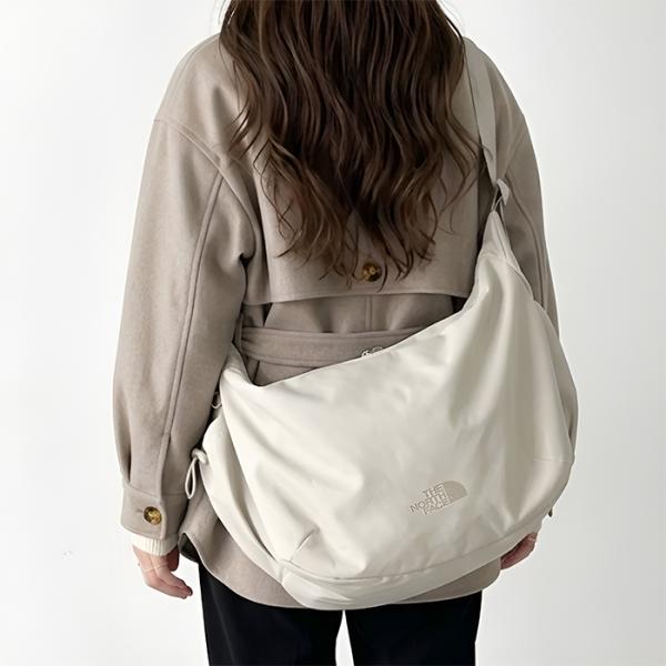 ノースフェイス/THENORTHFACE/ショルダーバッグ/URBAN/HOBO/BAG/LA4対応で必需品をすっきり収納できるサイズ感が魅力のショルダーバッグ。シンプルで機能的なデザインは、デイリーから通勤・通学まで幅広いシーンに馴染みま...