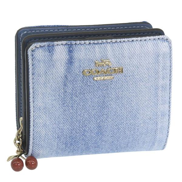 コーチ/COACH/二つ折り財布/SNAP/WLT/LVD/DNM/CHRデニム調の素材感とチャームがアクセントになった、遊び心のあるデザインの二つ折り財布。コンパクトながら複数のポケットを備えた収納力で、デイリーユースにピッタリなアイテム...
