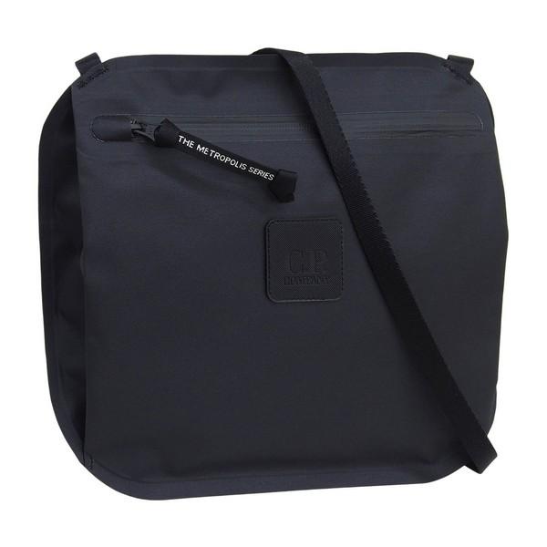 シーピーカンパニー/C.P.COMPANY/ショルダーバッグ極薄のデザインが目を引くショルダーバッグ。スリムながら程よいサイジングとサイドのマチを備え、お出かけの必需品をまとめて持ち歩くことができます。年齢性別問わず、アウトドアからタウンユ...