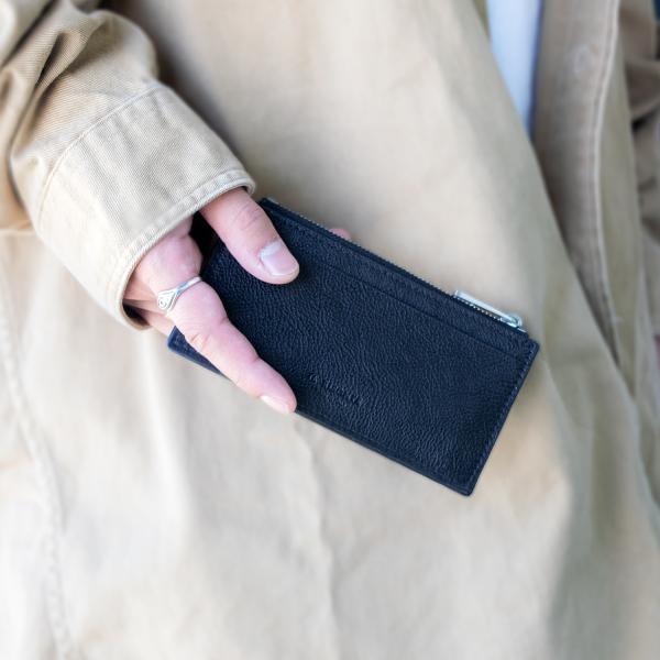 イルビゾンテ/ILBISONTE カードケース 名刺入れシンプルでモード感のあるカードケース。さり気なくエンボス加工されたロゴがオシャレ。コインケースとしてもご愛用できるアイテム。【ギフトにもおすすめです。】■品番：SVW001POX001...