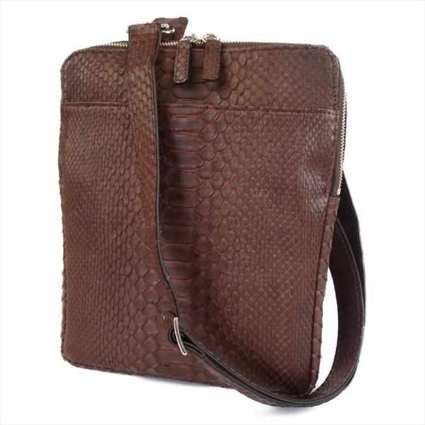 新品のお品です。※天然皮革を使用しているため革本来のキズ、汚れ等がある場合がございます。ご了承ください。大きすぎず、ポシェットのように体にフィットして使えるので日常使いにもおススメです。実寸サイズ：横23×高さ29×マチ4.5cm（底部採寸...