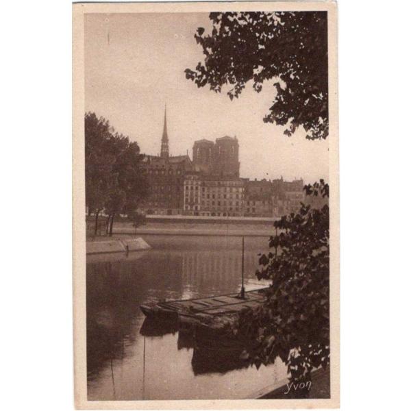 作品について1900年前後、ベル・エポックの輝きに包まれたパリの風景を写した、当時の実写ポストカードです。エッフェル塔、モンマルトルの丘、そして街角の記念碑――いまでは失われた馬車の音やガス灯の明かりが、静かな紙面の上に息づいています。本品...