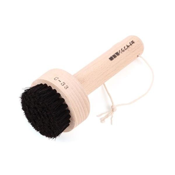 足袋の汚れもすっきり落ちる、しっかり握れる立型ブラシ＜商品詳細＞ブランド：かなや刷子（かなやぶらし）生産地：東京都サイズ：植毛部φ60×柄部φ25×全長160mm、毛丈18mm材質：馬毛（黒）、天然木化粧箱：×＜配送・ギフト＞ネコポス：不可...