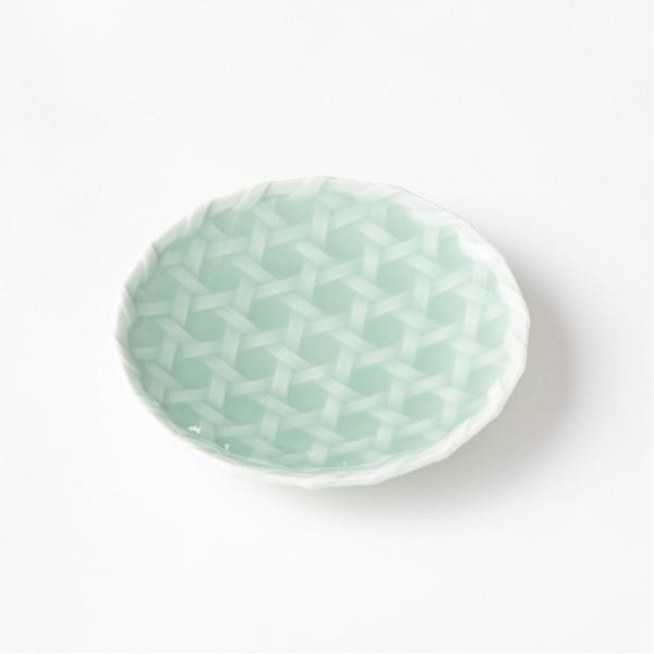 ＜商品詳細＞ブランド：虎仙窯（こせんがま）生産地：佐賀県サイズ：約φ12.9×H2cm（箱サイズ：約W15.2×D15.2×H3.9cm）容量(ml)：-重量(g)：青磁：約170g（箱込み重量：約230g）、青白磁：約180g（箱込み重量...