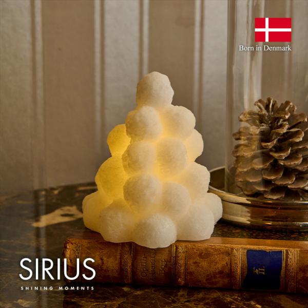 デンマーク生まれの照明ブランド"SIRIUS"のLEDインテリアライト"Evy Snowball"です。雪玉を積み上げたようなユニークなデザインで、本体表面はワックスで仕上げられており、中に閉じ込められたLEDライトが柔らかく揺らめき、キャ...
