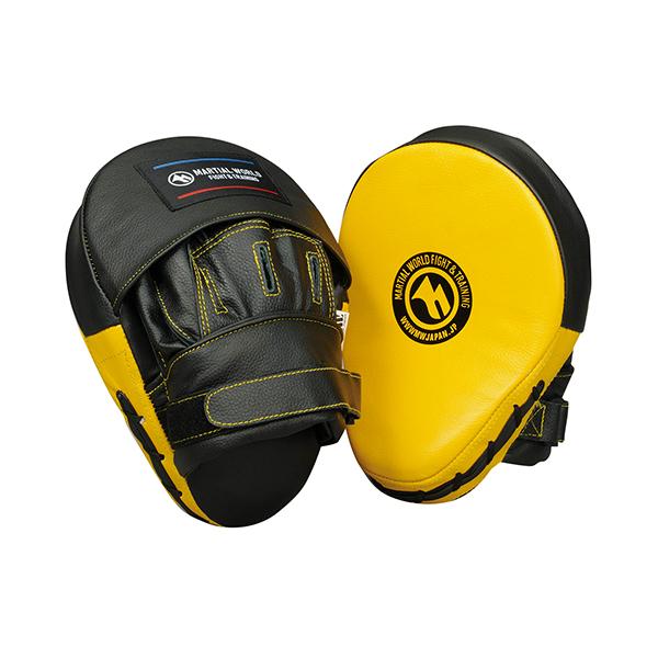 メーカー：マーシャルワールド単位：左右1組サイズ:縦23×横17×厚み5cm片手　220gこれまでにない装着感は、様々な角度から繰り出される打撃にも瞬時に対応可能ですまた、グラム単位の軽量化により、トレーナーの負担を大幅に軽減しました。