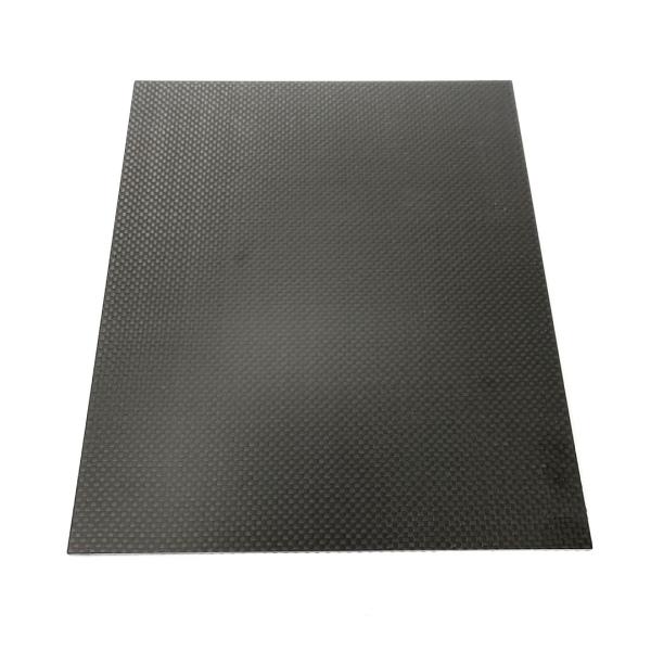 軽量・高強度なカーボン板です。サイズ：1.5mm×200mm×250mm折り目：平織り仕様：3Kロービング、マット（艶消し）※稀に小さな凹みや傷がある場合があります。ご了承ください。※写真は1mm厚の商品です。厚さ以外の見た目は同じです。