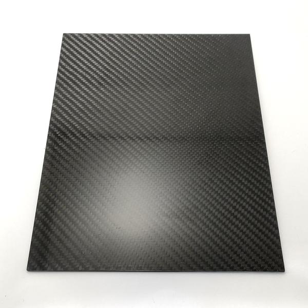 軽量・高強度なカーボン板です。サイズ：5mm×200mm×250mm折り目：綾織り仕様：3Kロービング、光沢（艶有り）※稀に小さな凹みや傷がある場合があります。ご了承ください。※写真は1mm厚の商品です。厚さ以外の見た目は同じです。