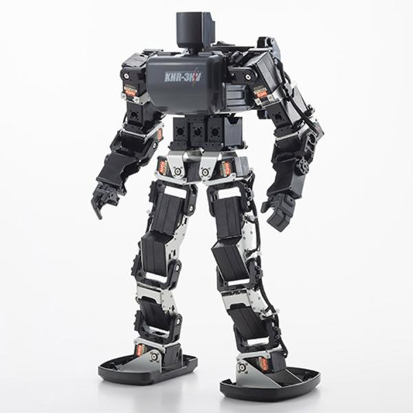 KHR-3HVのセット内容は、ロボット本体のみのシンプルな構成です。キットの状態では、付属のUSBアダプターを使用して有線でPCと通信します。PCにインストールされた専用ソフトHeartToHeart4を使用することで、ロボットのメンテナン...
