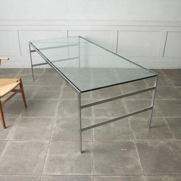 **サイズ（単位mm）**-  幅 2000 奥行き 900 厚み 685- ガラス天板  幅 2000 奥行き 855 厚み 15＊若干の誤差は御了承下さい。**主な素材**- ガラス- 金属**特記事項**- テーブルのみの販売です。チ...