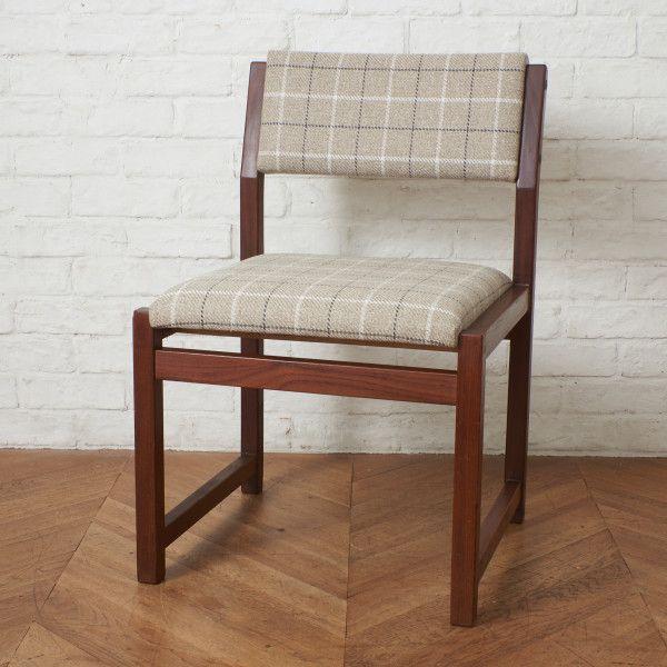 **サイズ（単位mm）**-  幅 495 奥行き 530 高さ 760 座高 450＊若干の誤差は御了承下さい。**主な素材**- 天然木- 張り地:ファブリック**特記事項**- 座面張地: 新しく張替えております。- 脚の裏にヒビ、脚...