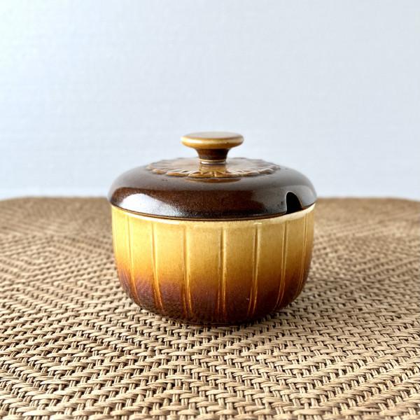 **サイズ（単位mm）**-  幅 110 奥行き 110 高さ 90 深さ 50＊若干の誤差は御了承下さい。**主な素材**- 陶器**特記事項**- シュガーポット1点の販売です。- **同シリーズ商品を集めたイメージ画像を掲載していま...