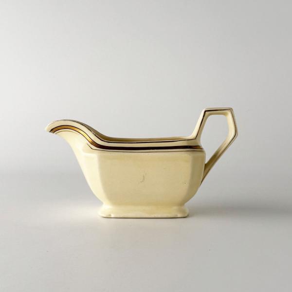 **サイズ（単位mm）**-  幅 190 奥行き 90 高さ 105＊若干の誤差は御了承下さい。**主な素材**- 陶器**特記事項**- ミルクピッチャーの販売です。- 写真内のその他の備品は含まれません。- ユーズド品特有のスレ・小傷...