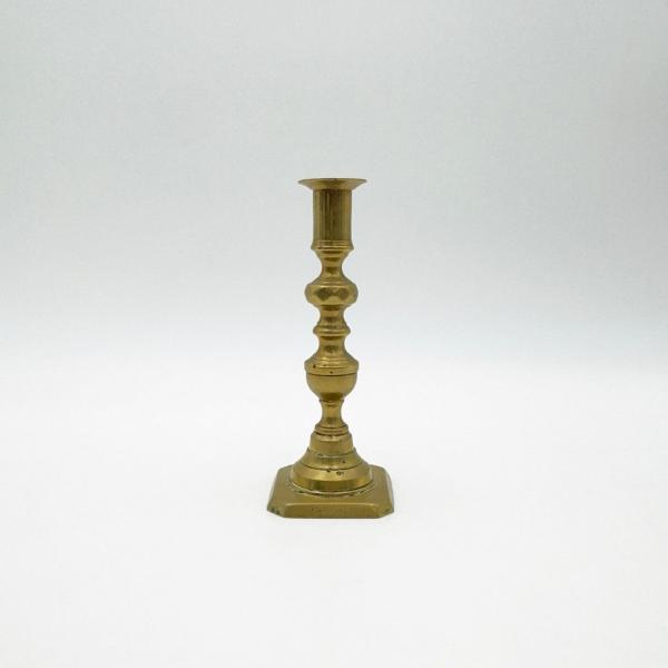 **サイズ（単位mm）**-  幅 75 奥行き 75 高さ 190- 口径  幅 20＊若干の誤差は御了承下さい。**主な素材**- 真鍮**特記事項**- キャンドルホルダー1点の販売です。- ユーズド品特有のスレ・小傷がありますが、ご...