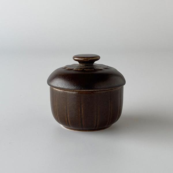 **サイズ（単位mm）**-  幅 110 奥行き 110 高さ 90＊若干の誤差は御了承下さい。**主な素材**- 陶器**特記事項**- シュガーポットの販売です- 写真内のその他の備品は含まれません。- 商品コンディションは詳細画像に...