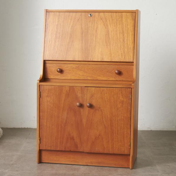 **サイズ（単位mm）**-  幅 610 奥行き 370-550 高さ 985  - 引出内寸  幅 555 奥行き 190 高さ 85  - 椅子置きスペース  幅 575 奥行き 190 高さ 630＊若干の誤差は御了承下さい。**主...