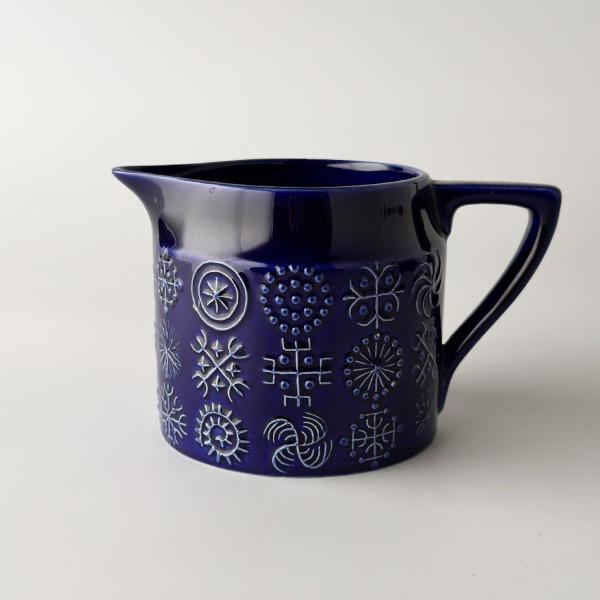 **サイズ（単位mm）**-  幅 165 奥行き 110 高さ 100＊若干の誤差は御了承下さい。**主な素材**- 陶器**特記事項**- ジャグ1点の販売です。- 写真内のその他の備品は含まれません。- ユーズド品特有のスレ・小傷があ...