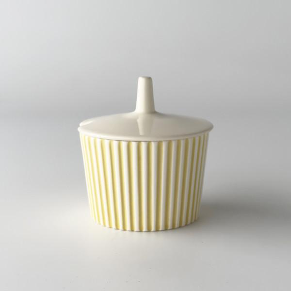 **サイズ（単位mm）**-  幅 95 奥行き 95 高さ 100＊若干の誤差は御了承下さい。**主な素材**- 陶器**特記事項**- シュガーポットの販売です。- 写真内のその他の備品は含まれません。- ユーズド品特有のスレ・小傷があ...