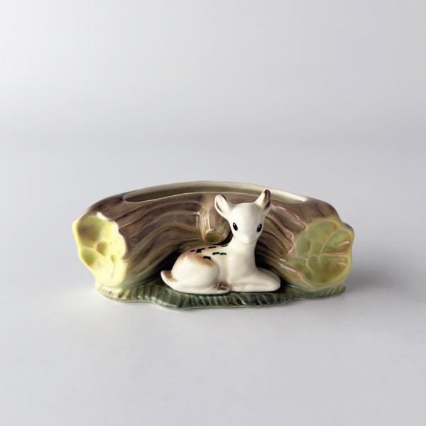 **サイズ（単位mm）**-  幅 135 奥行き 70 高さ 55＊若干の誤差は御了承下さい。**主な素材**- 陶器**特記事項**- 子鹿の小物入れの販売です。- 写真内のその他の備品は含まれません。- 貫入があります。(陶磁器が焼か...