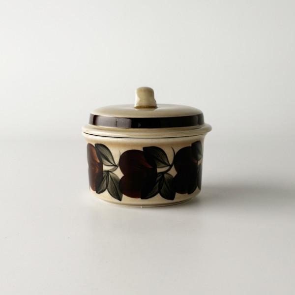 **サイズ（単位mm）**-  幅 105 奥行き 105 高さ 95＊若干の誤差は御了承下さい。**主な素材**- 陶器**特記事項**- シュガーポットの販売です。- 写真内のその他の備品は含まれません。- ユーズド品特有のスレ・小傷が...