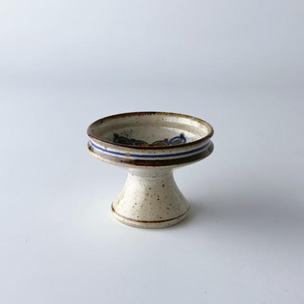 **サイズ（単位mm）**-  幅 85 奥行き 85 高さ 65＊若干の誤差は御了承下さい。**主な素材**- 陶器**特記事項**- キャンドルスタンドの販売です。- 写真内のその他の備品は含まれません。- ユーズド品特有のスレ・小傷が...