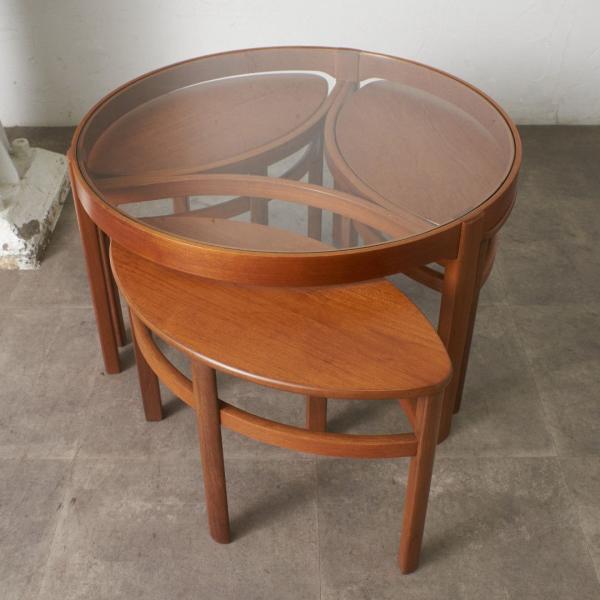 **サイズ（単位mm）**-  幅 825 奥行き 825 高さ 510  - 小 x3  幅 625 奥行き 330 高さ 440＊若干の誤差は御了承下さい。**主な素材**- チーク- ガラス**特記事項**- ガラス天板に傷があります...