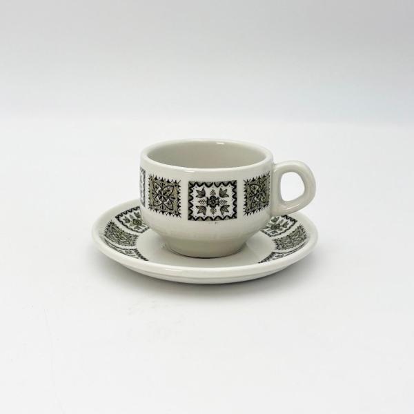 **サイズ（単位mm）**- カップ  幅 110 奥行き 83 高さ 63- ソーサー  幅 144 奥行き 144 高さ 18＊若干の誤差は御了承下さい。**主な素材**- 陶器**特記事項**- カップ＆ソーサーの販売です。- ユーズ...