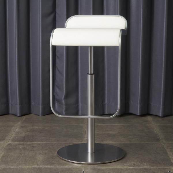 **サイズ（単位mm）**-  幅 370 奥行き 425 高さ 620-750(可変式) 座高 560-690(可変式)＊若干の誤差は御了承下さい。**主な素材**- 本革- ステンレススチール**特記事項**- 回転式- 昇降式- 現行...