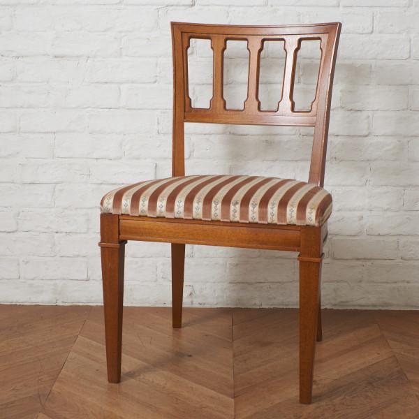 **サイズ（単位mm）**-  幅 515 奥行き 520 高さ 850 座高 460＊若干の誤差は御了承下さい。**主な素材**- マホガニー- ファブリック**特記事項**- 商品コンディションは詳細画像にて必ずご確認お願いします。 *...