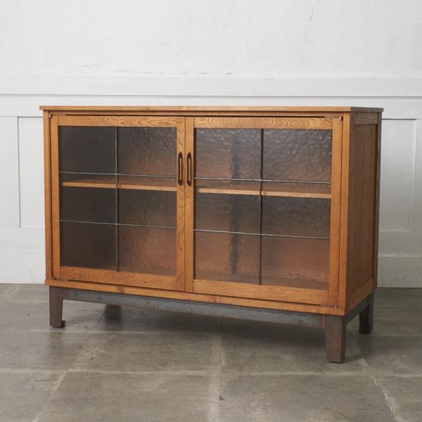 **サイズ（単位mm）**-  幅 1110 奥行き 470 高さ 810＊若干の誤差は御了承下さい。**主な素材**- ナラ無垢材- スチール- ガラス**特記事項**- 商品コンディションは詳細画像にて必ずご確認お願いします。 **コン...