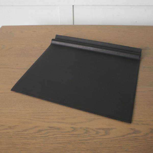 **サイズ（単位mm）**-  幅 440 奥行き 415 高さ 30＊若干の誤差は御了承下さい。**主な素材**- 本革**特記事項**- 表裏に小キズやシミ、複数横線が入っています。- 商品コンディションは詳細画像にて必ずご確認お願いし...